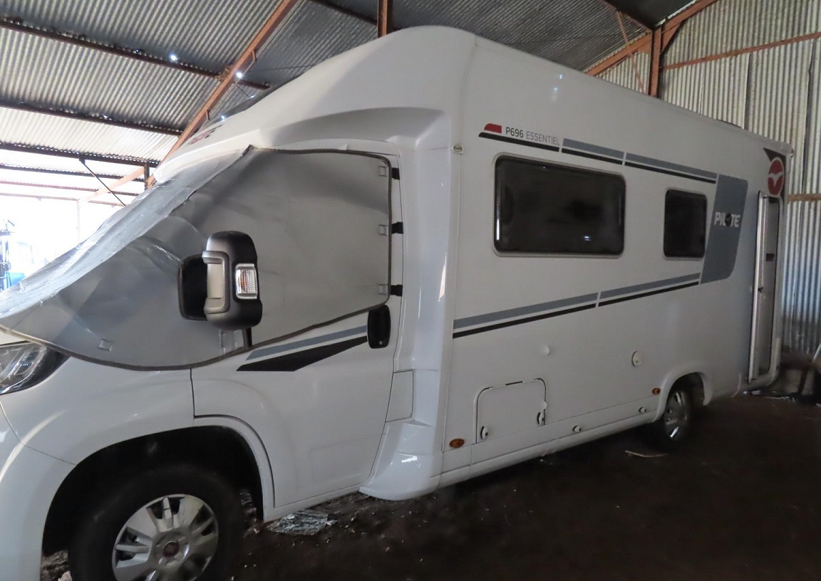CAMPING CAR PILOTE P696D ESSENTIEL (7M) - LOC PRO AUTO